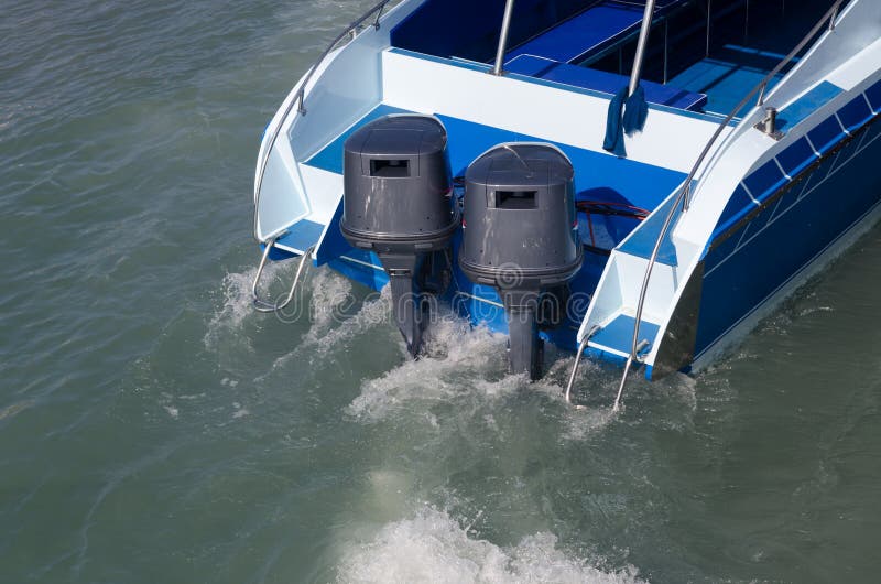 Dois Motores Do Barco Com Suportes Vermelhos Foto de Stock - Imagem de ...