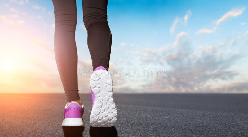 Os Pés Da Mulher Preparam-se Correndo Imagem de Stock - Imagem de ...