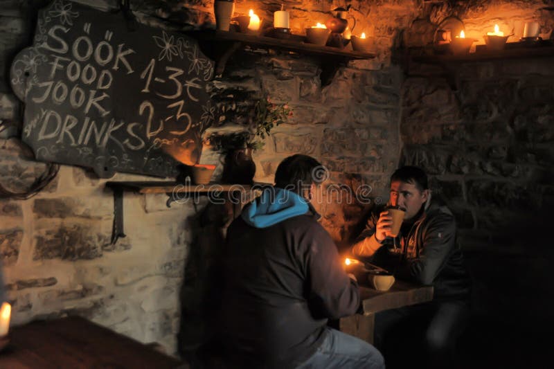 Taberna medieval em Itália foto editorial. Imagem de cena - 34019496