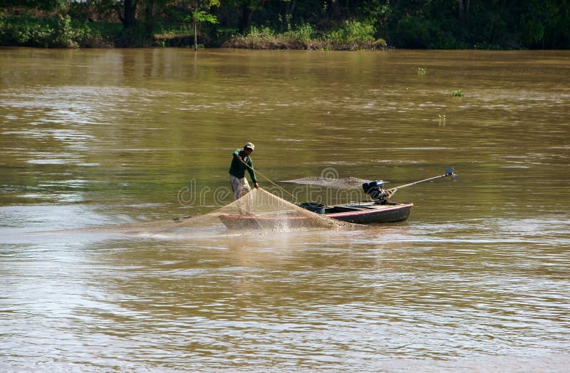 Os Povos Fazem a Pesca No Rio Foto Editorial - Imagem de lago, vietname ...