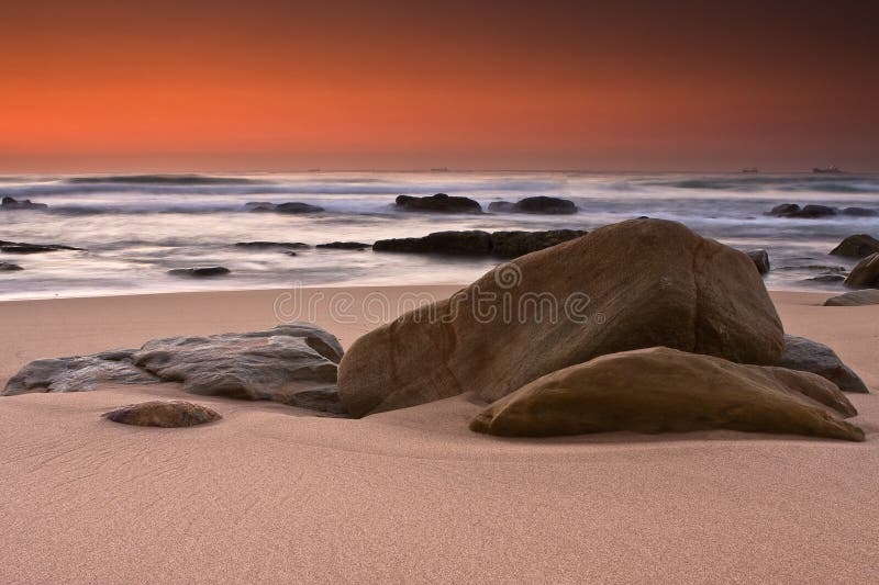 Oscille le sinrise photo stock. Image du plage, océan - 9410902