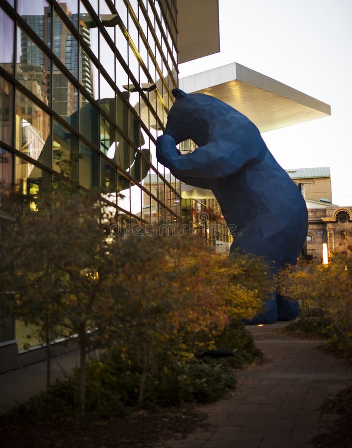 Gran Escultura De Oso Azul En El Centro De Convenciones De Denver ...