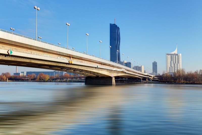 Osservi La Città Moderna Con Il Danubio a Vienna, Austria Fotografia ...
