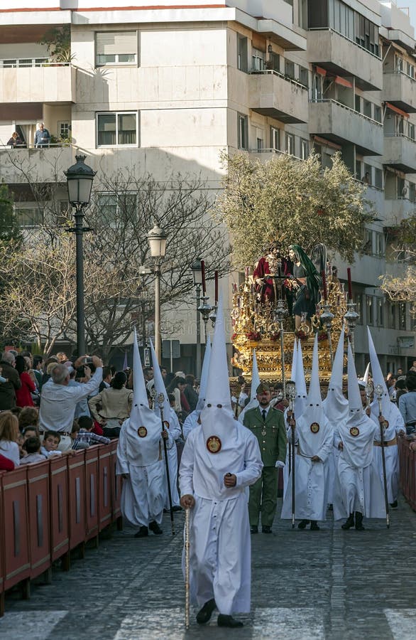 Ostern-Prozession redaktionelles bild. Bild von korb - 39819905