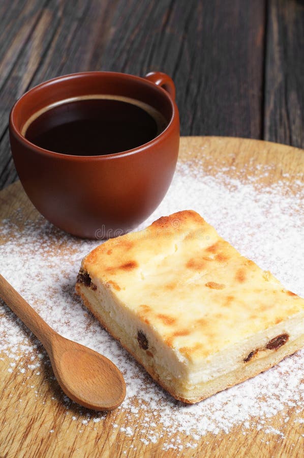 Kaffe och bulle med ost fotografering för bildbyråer. Bild av smakligt ...