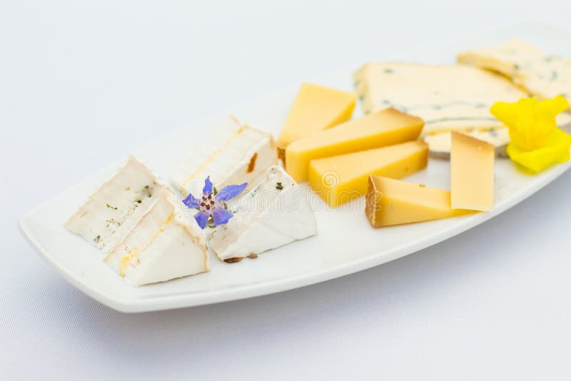 Ostplatta Med Olika Sorter Av Ost Med Blommor Arkivfoto - Bild av form ...