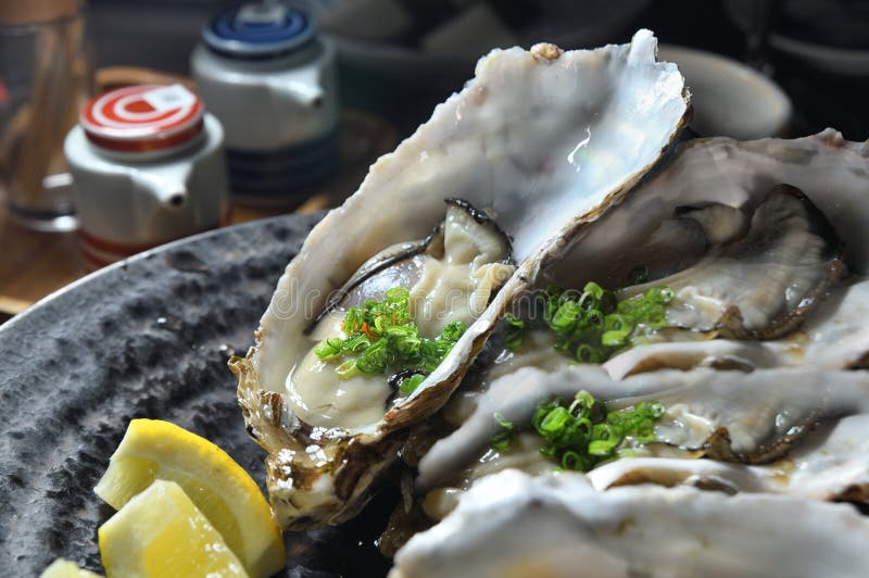 Ostra crua foto de stock. Imagem de alface, chinês, francês - 102980598