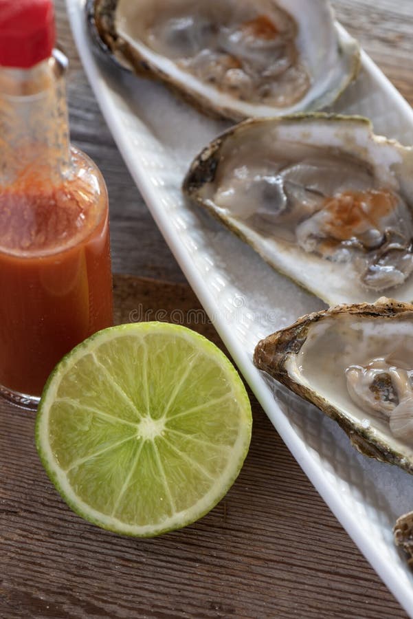 Ostras Com Cal E Molho Quente Imagem de Stock - Imagem de dieta ...