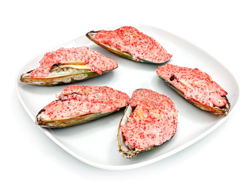 Ostras Com O Caviar Na Placa Em Um Fundo Branco Imagem de Stock ...