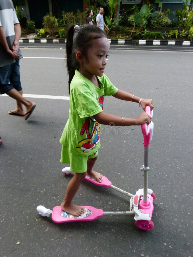 Otopet 图库摄影片. 图片 包括有 子项, 自由, 汽车, 城市, 在期间, 中央, 活动, 独奏 - 64565247