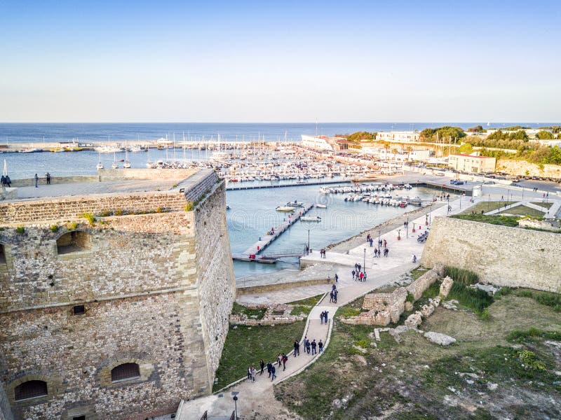 Otranto Mit Aragonese-Schloss, Apulien, Italien Redaktionelles Foto ...