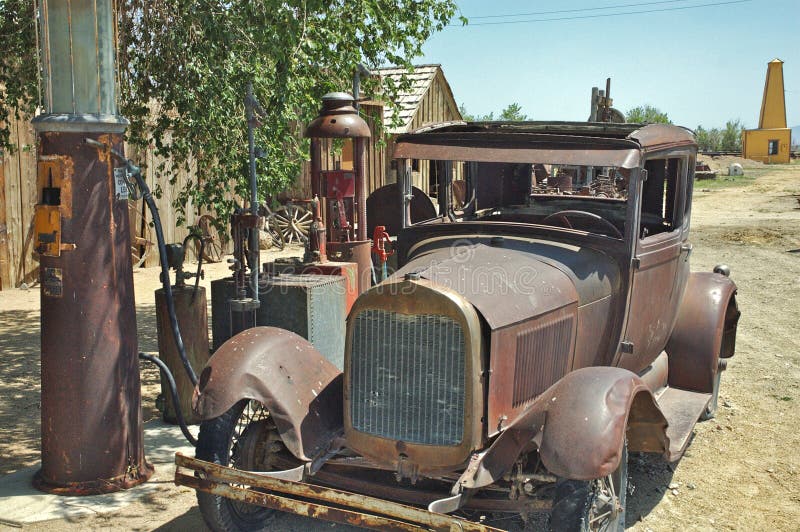 Oud auto en benzinestation stock foto. Image of antiquiteit - 5881296