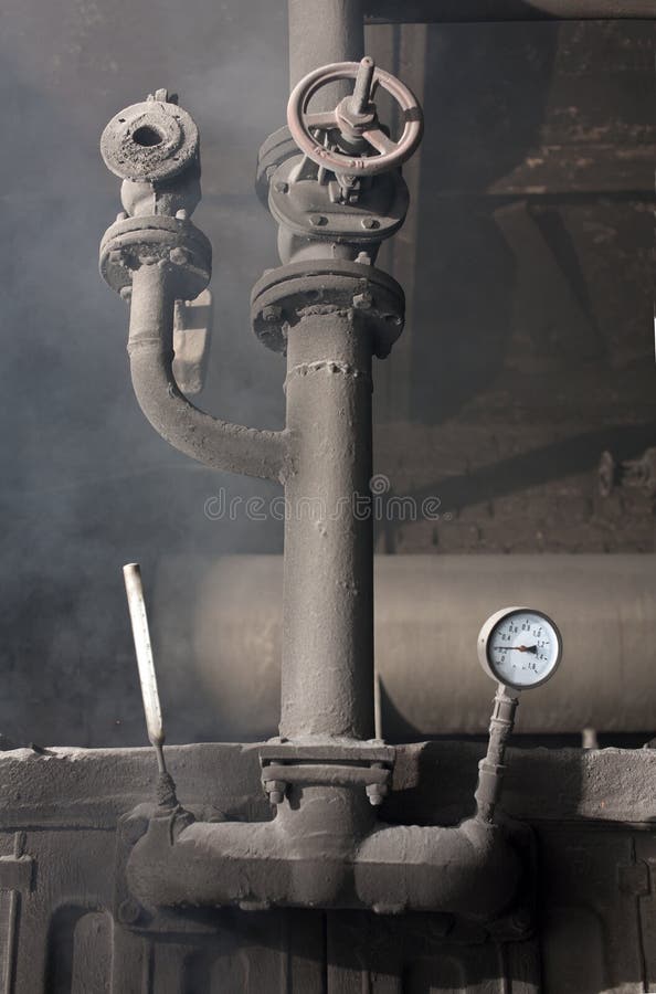 Oud boiler-huis stock afbeelding. Image of technologie - 20559701