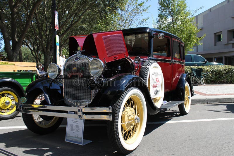 Oud Ford Car Bij De Auto Toont Redactionele Foto - Image of handhaaf ...