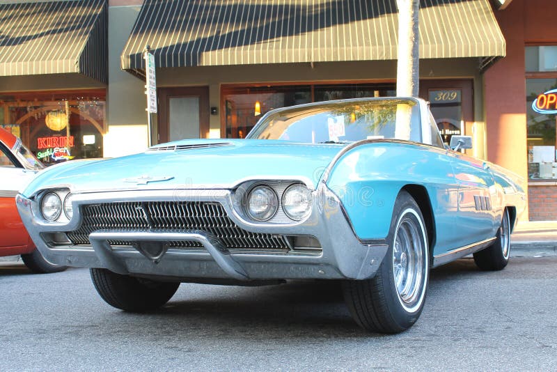 Oud Ford Thunderbird Car Bij De Auto Toont Redactionele Stock Foto ...