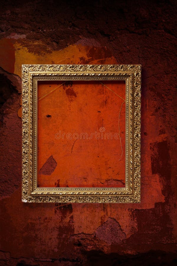Oud frame op de rode muur stock afbeelding. Image of donker - 17761679
