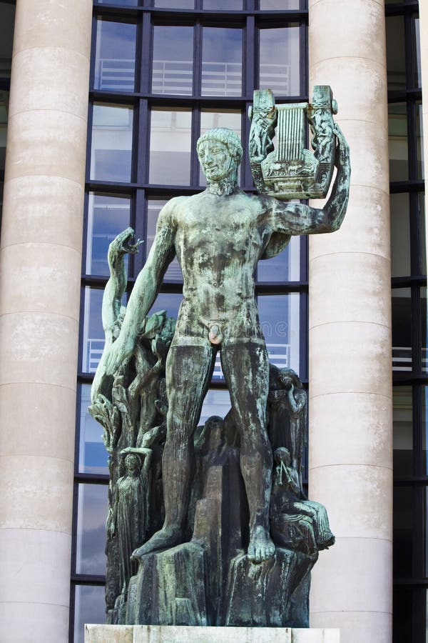 Apollo-standbeeld in Een Klassieke Franse Tuin, Champs-sur-Ma ...