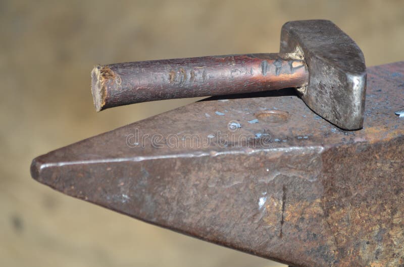 Oud hamer en aambeeld stock foto. Image of stapel, vakman - 26163782