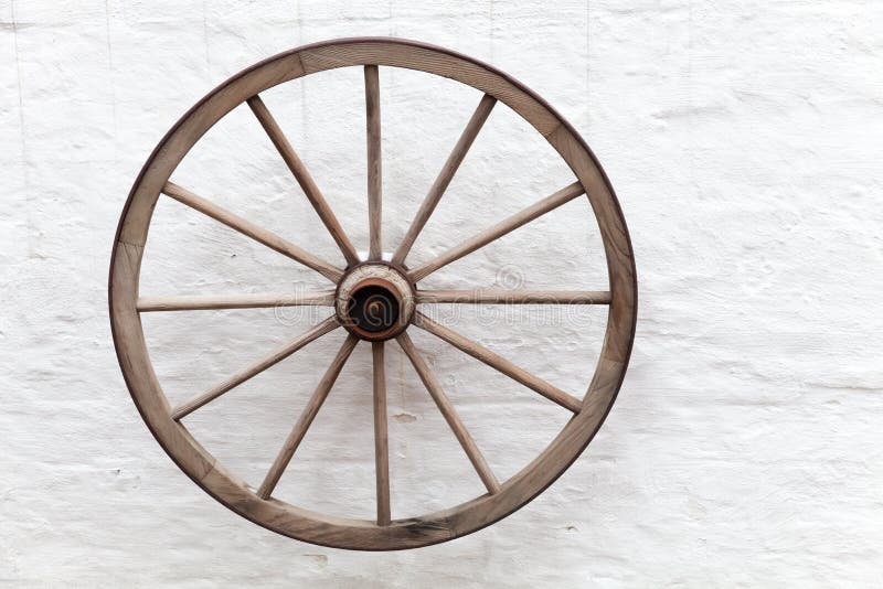 Houten Wiel Van Een Oude Kar Die Op De Muur Hangen Stock Afbeelding ...