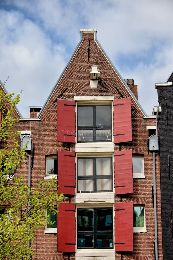 Oud Huis in Amsterdam Met Driehoekige Geveltop Stock Afbeelding - Image ...