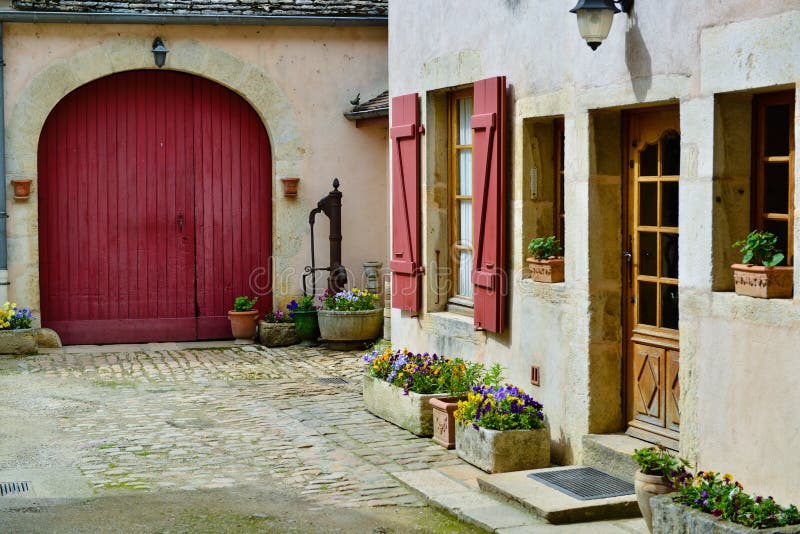 Oud huis in Frankrijk stock afbeelding. Image of klein - 15446455