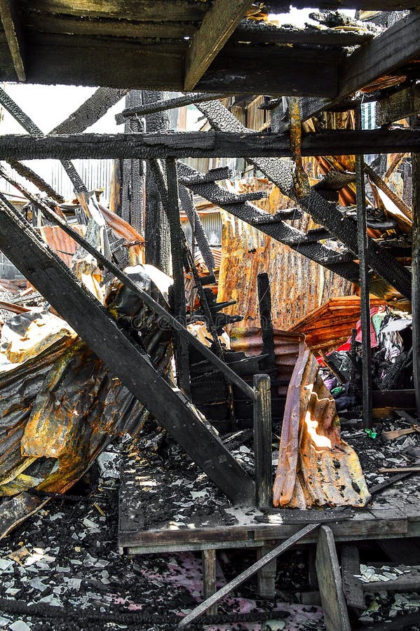 Oud huis na een brand stock afbeelding. Image of brand - 111759757