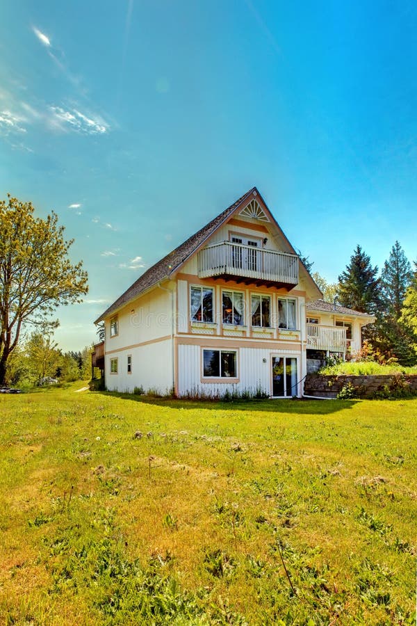 Lelijk Huis stock foto. Image of huis, architectuur, bloem - 8874466