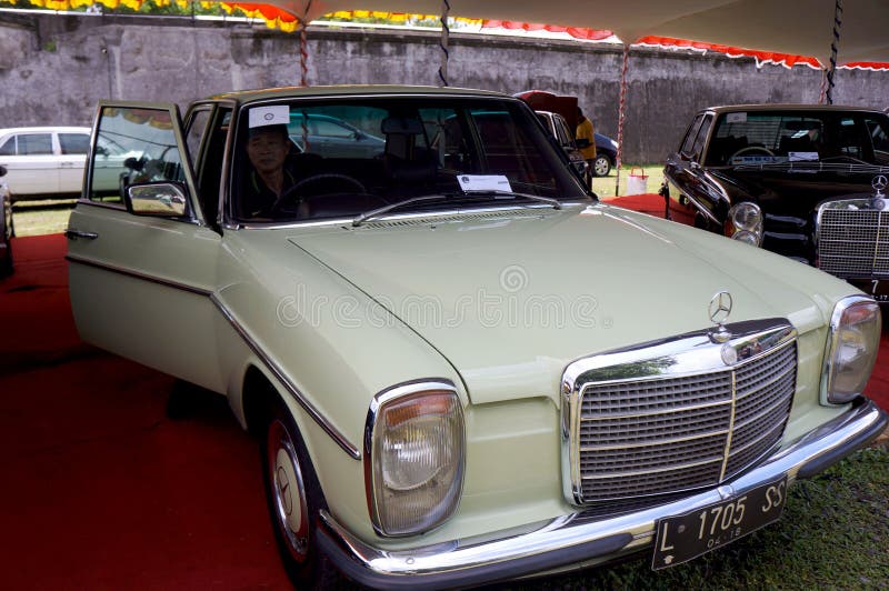 OUD MERCEDES redactionele stock afbeelding. Image of auto - 47684299