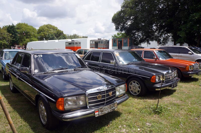 OUD MERCEDES redactionele stock afbeelding. Image of auto - 47684299