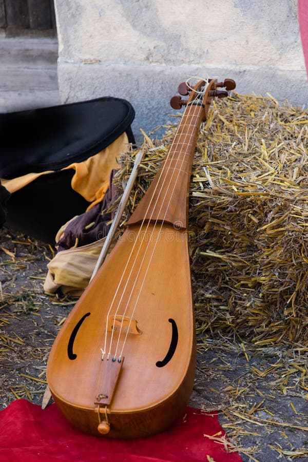 Oud Middeleeuws Snaarinstrument Stock Foto - Image of klassiek, gitaar ...