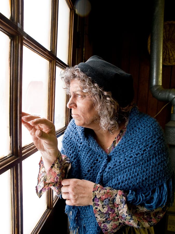 Oud Oud wijf bij Venster stock afbeelding. Image of kruit - 46258079