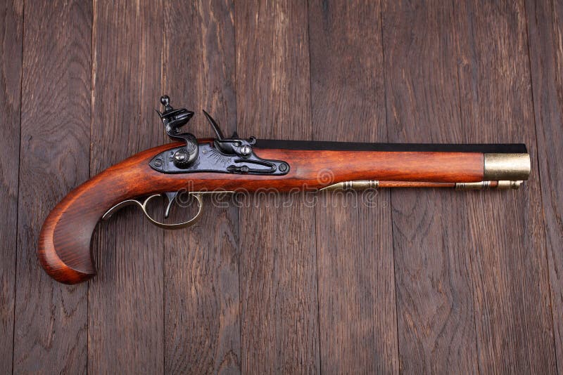 Oud Pistool Tegen De Rugleuning Stock Afbeelding - Image of pistool ...