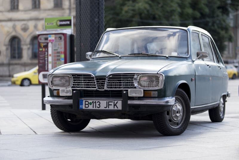Retro Renault Auto Geparkeerd Op Een Openbare Parkeerplaats ...