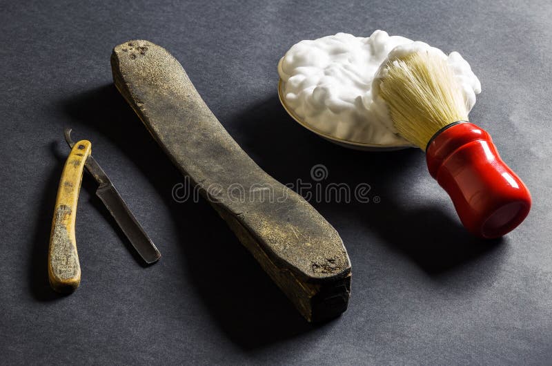 Oud Scheermes Met Het Scherpen Van Leer, Borstel En Schuim Stock ...