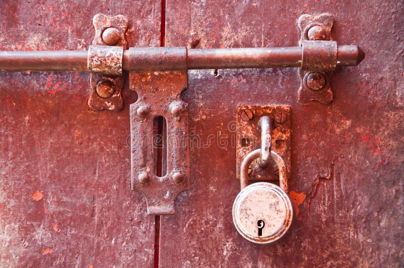 Oud Slot met purpere deur stock afbeelding. Image of bescherm - 94118931