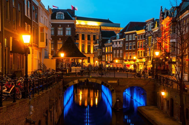 Oud Stadscentrum Van Utrecht, Nederland Stock Foto - Image of rivier ...