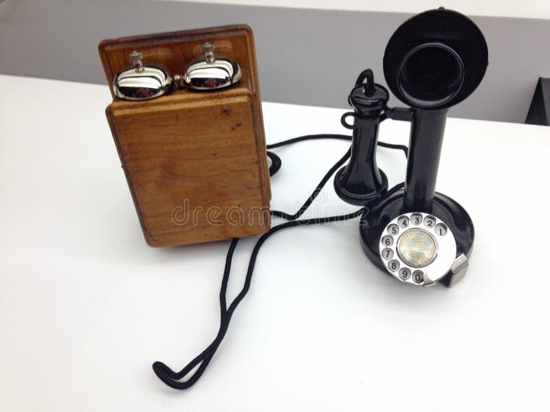 Het oude telefoontoestel redactionele stock afbeelding. Afbeelding ...