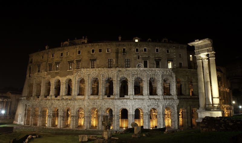 Het Oude Theater Van Marcellus 's Nachts, Rome Stock Foto - Image of ...