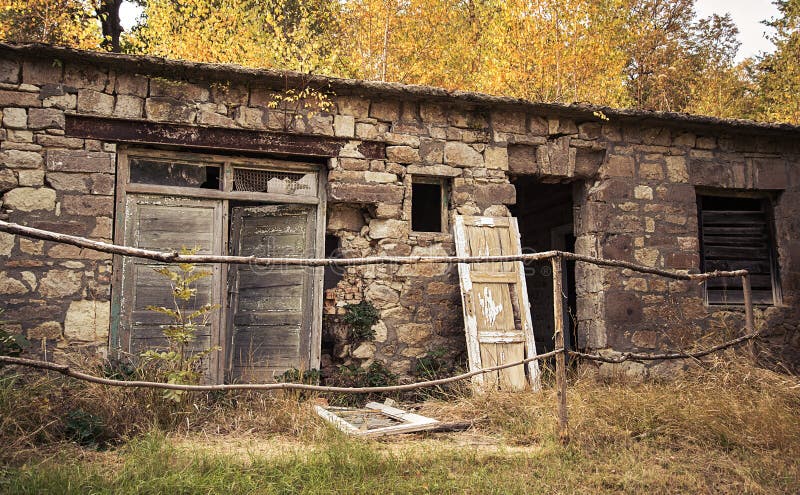 Eng huis in het bos stock foto. Image of grunge, herenhuis - 120472512