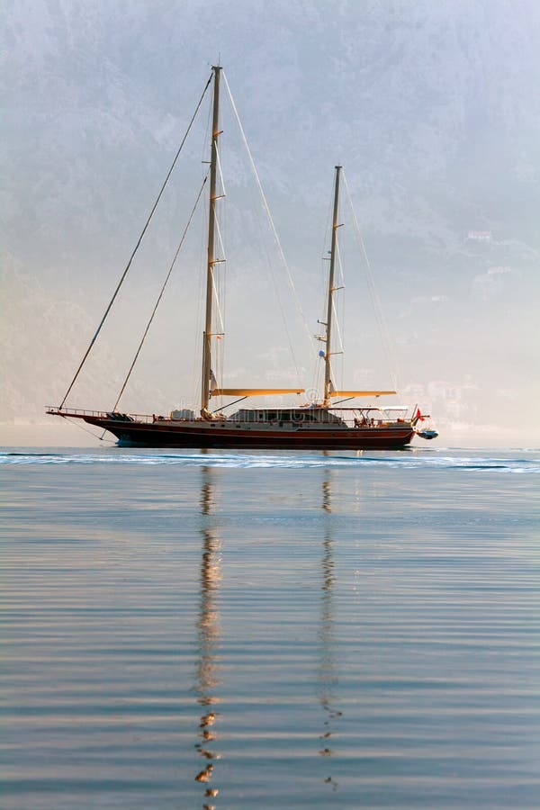 Oud zeilschip in de mist stock afbeelding. Image of kust - 33269277