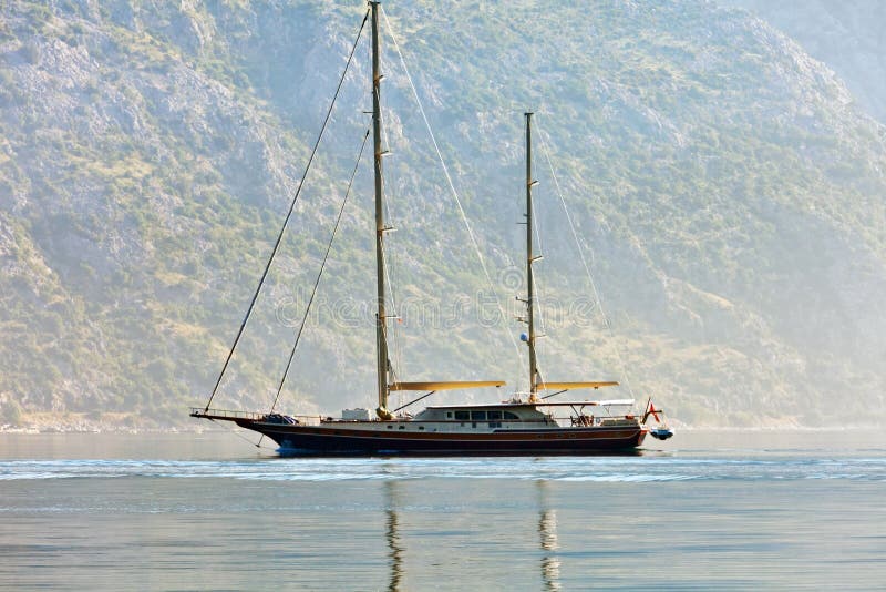 Oud zeilschip in de mist stock afbeelding. Image of landschap - 30564249
