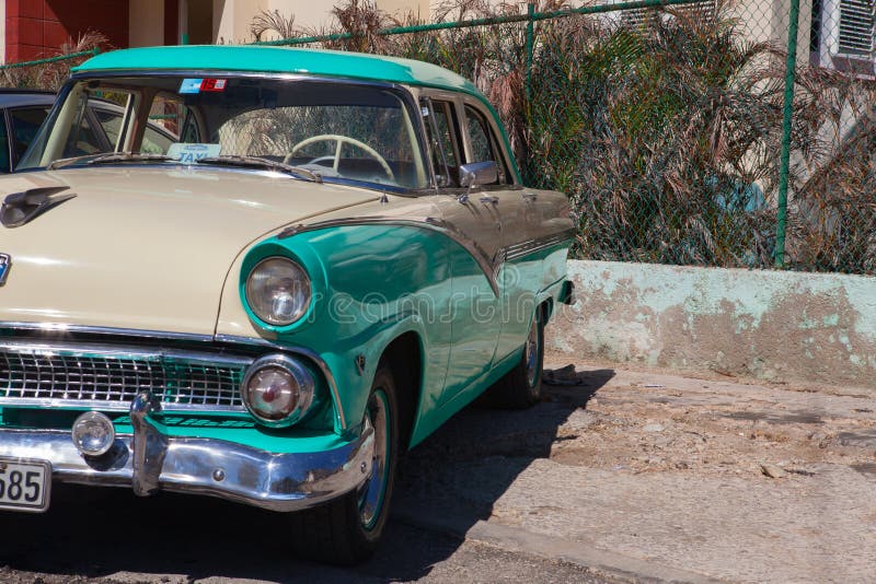 Oude Amerikaanse Auto Op De Weg Oud Havana, Cuba Redactionele Foto ...