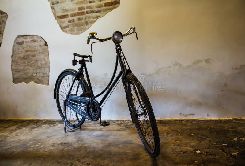 Oude antieke fiets stock afbeelding. Image of zwart, nostalgie - 39347601