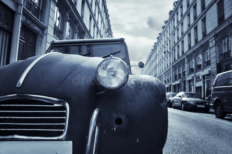Oude Auto in De Straat Van Parijs Stock Afbeelding - Image of ontvet ...