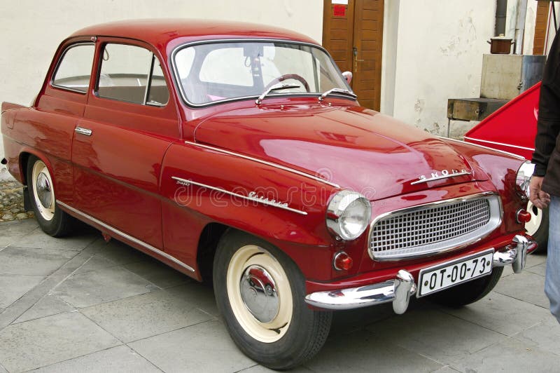 Oude auto rood SKODA redactionele stock afbeelding. Image of veteranen ...