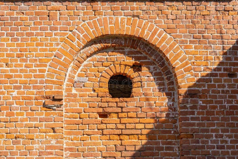 Oude Bakstenen Muur Met Boog Stock Afbeelding - Image of materiaal ...