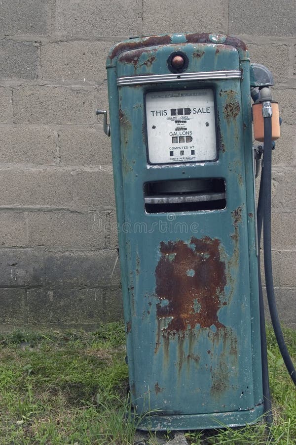 Oude benzinestationpomp stock foto. Image of roestig, pomp - 171014
