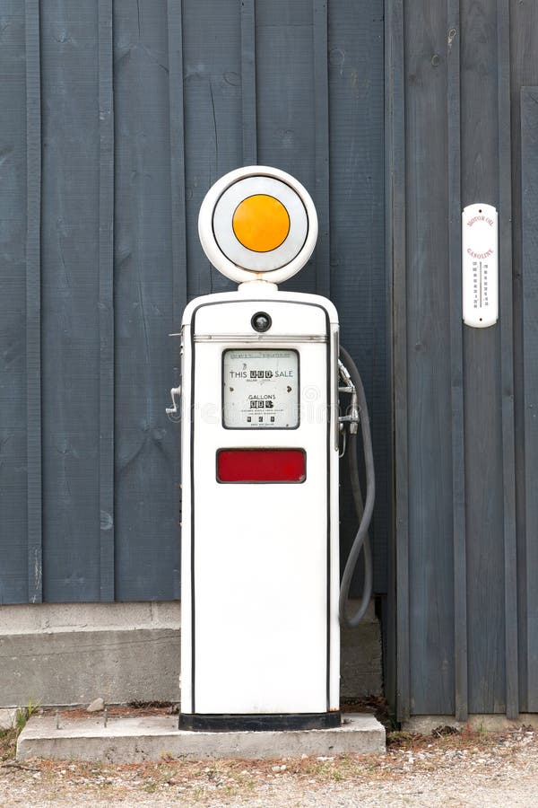 Oude Benzinestation stock foto. Image of retro, raad - 19382140