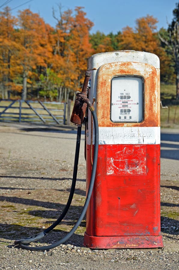 Benzinepomp Bij Sluiting Van Een Modern Gasvulstation Stock Afbeelding ...