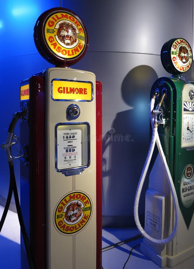 Oude Benzinepomp redactionele fotografie. Image of antiquiteit - 25582817